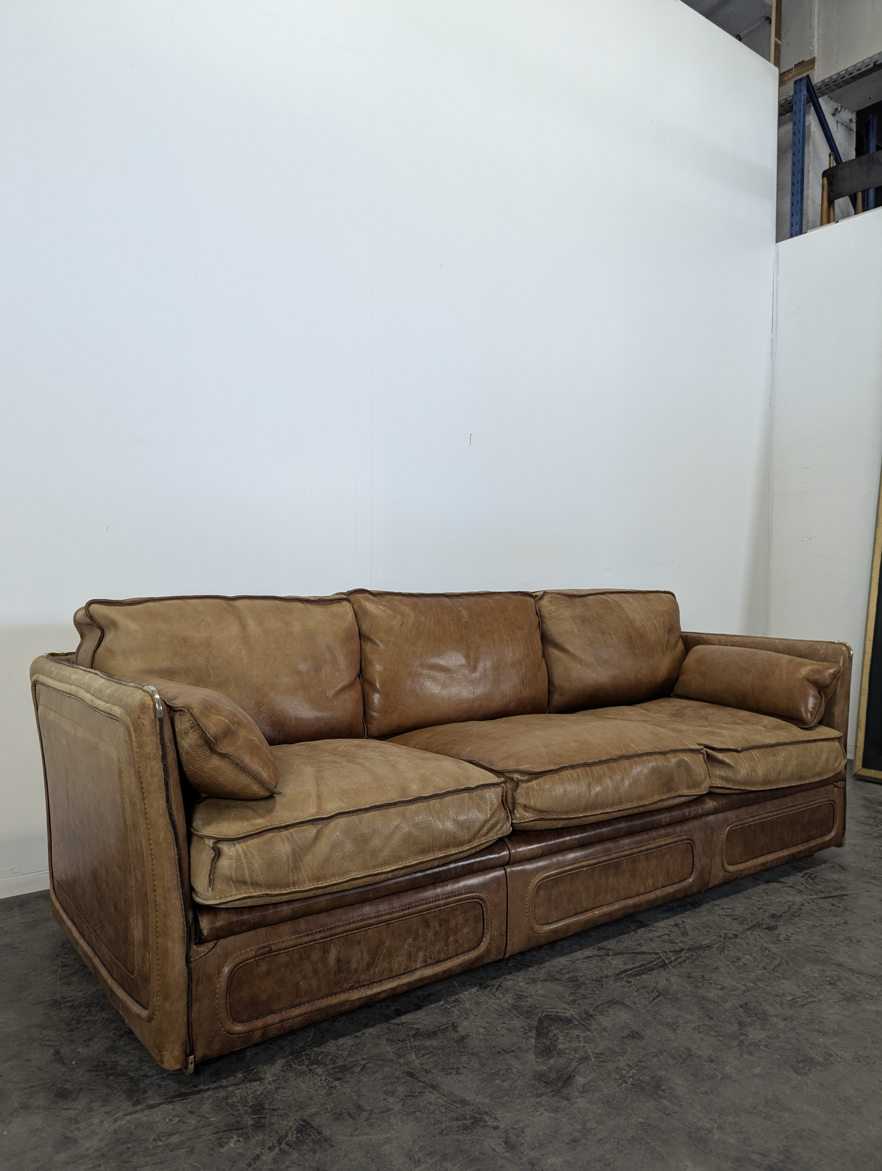 Canapé 3 places et Ottoman Roche Bobois années 80 en cuir - La Brocante En Ligne